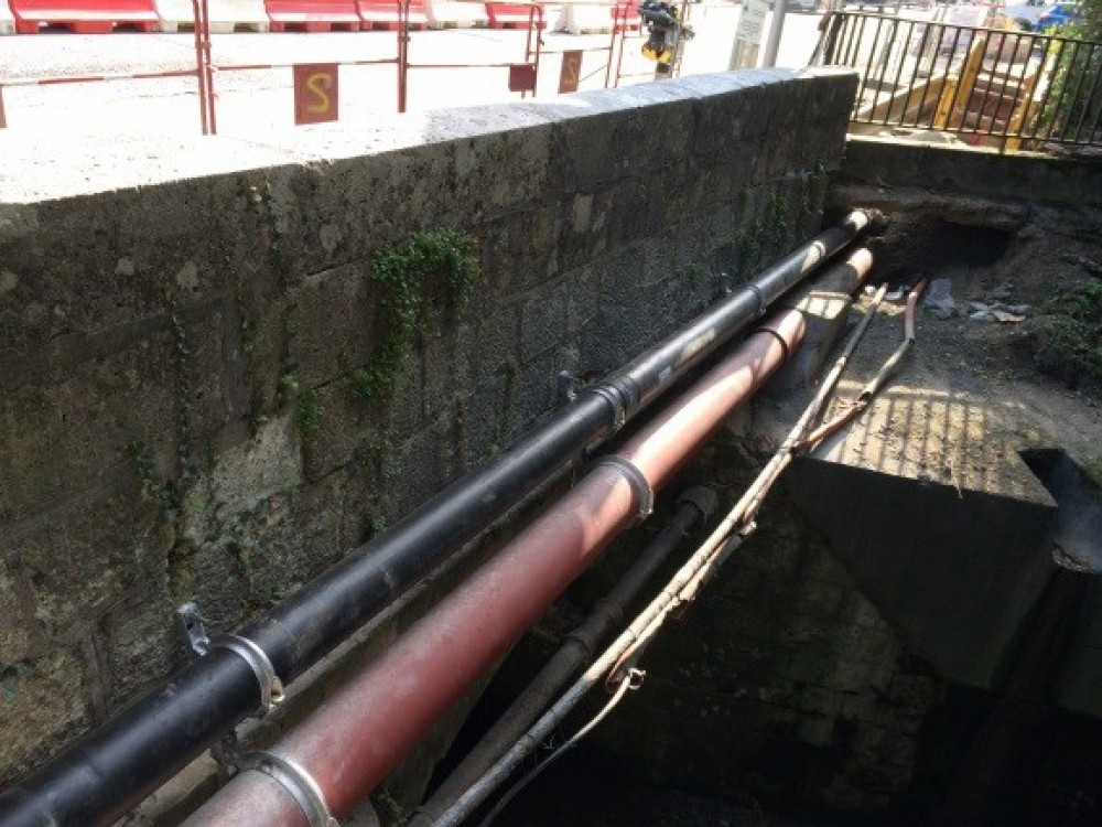 Travaux d'eaux usées et d'eau potable avec passage en encorbellement à ...