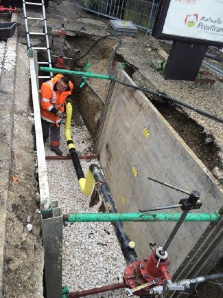 Travaux d'eaux usées et d'eau potable avec passage en encorbellement à ...